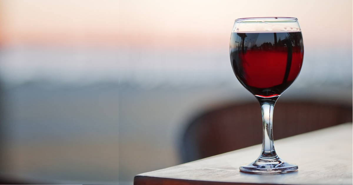Por qué es beneficioso beber una copa de vino al día