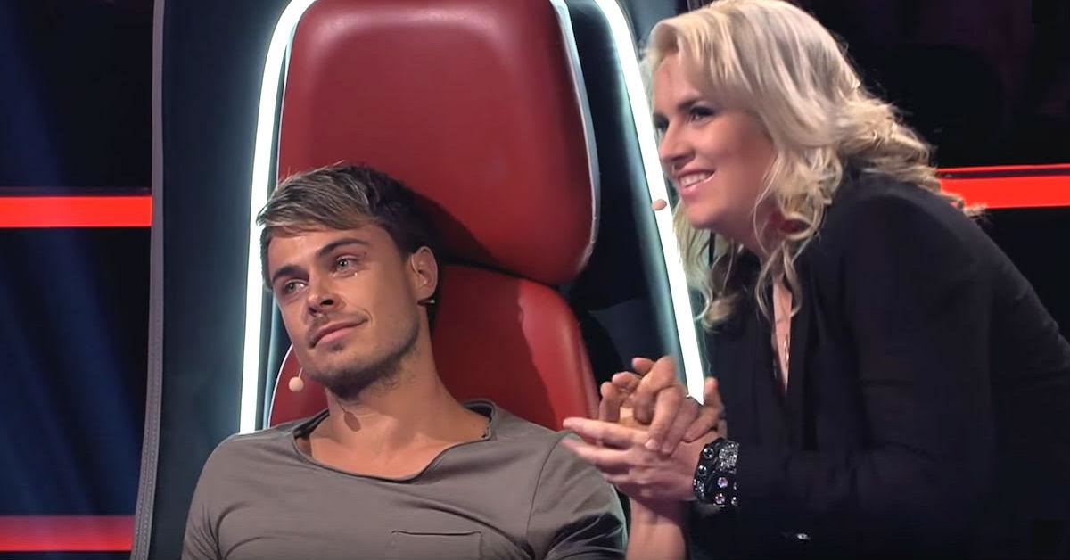 Vernon Barnard canta en un show de talentos